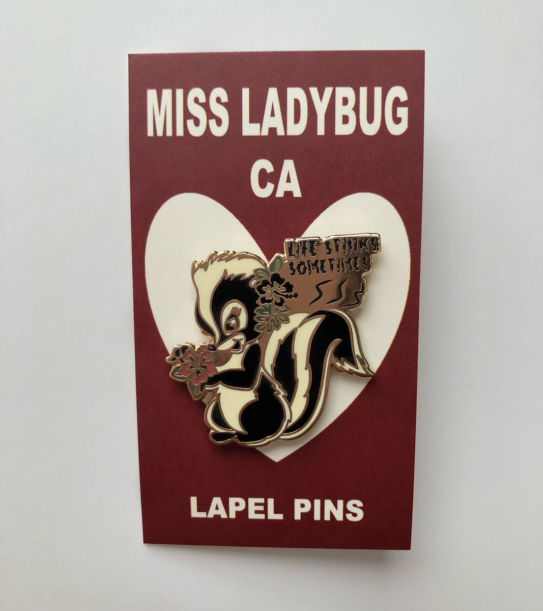 LIFE STINKS SOMETIMES SKUNK LAPEL PIN *GOLD – miss ladybugca